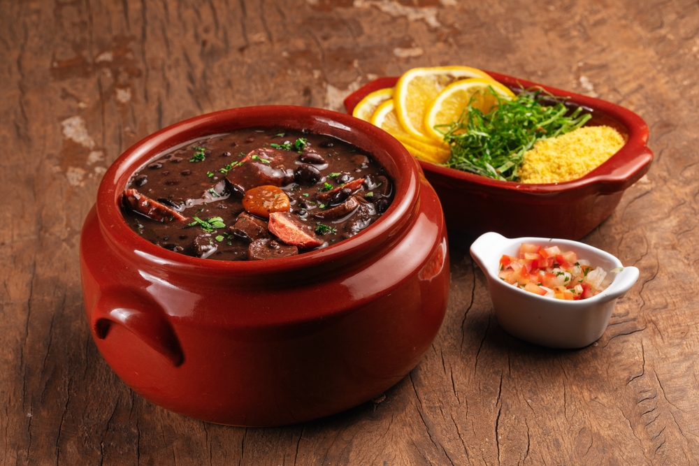 Conheça a história da feijoada e aprenda uma receita vegana que realça ...